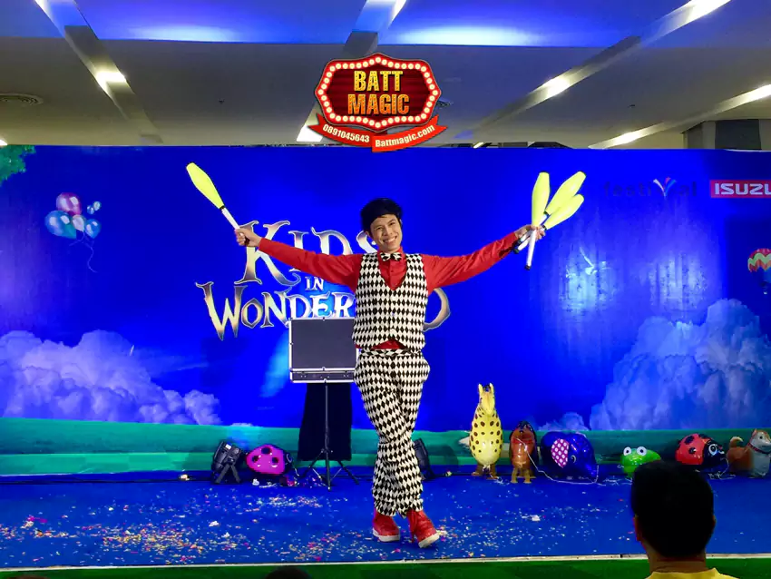 การแสดงJuggling - Batt Magic